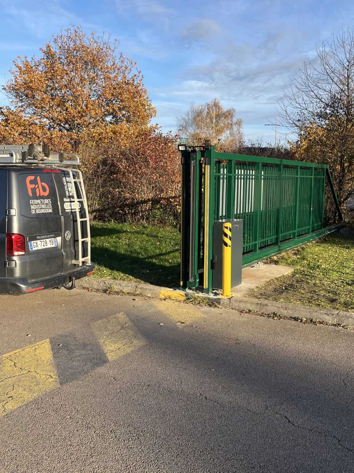 Installation d’un portail automatique industriel - fibsolutions